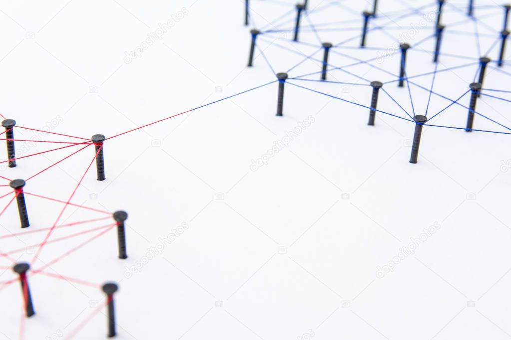 Concepto de conexión de redes: dos redes conectadas con hilo rojo y ...