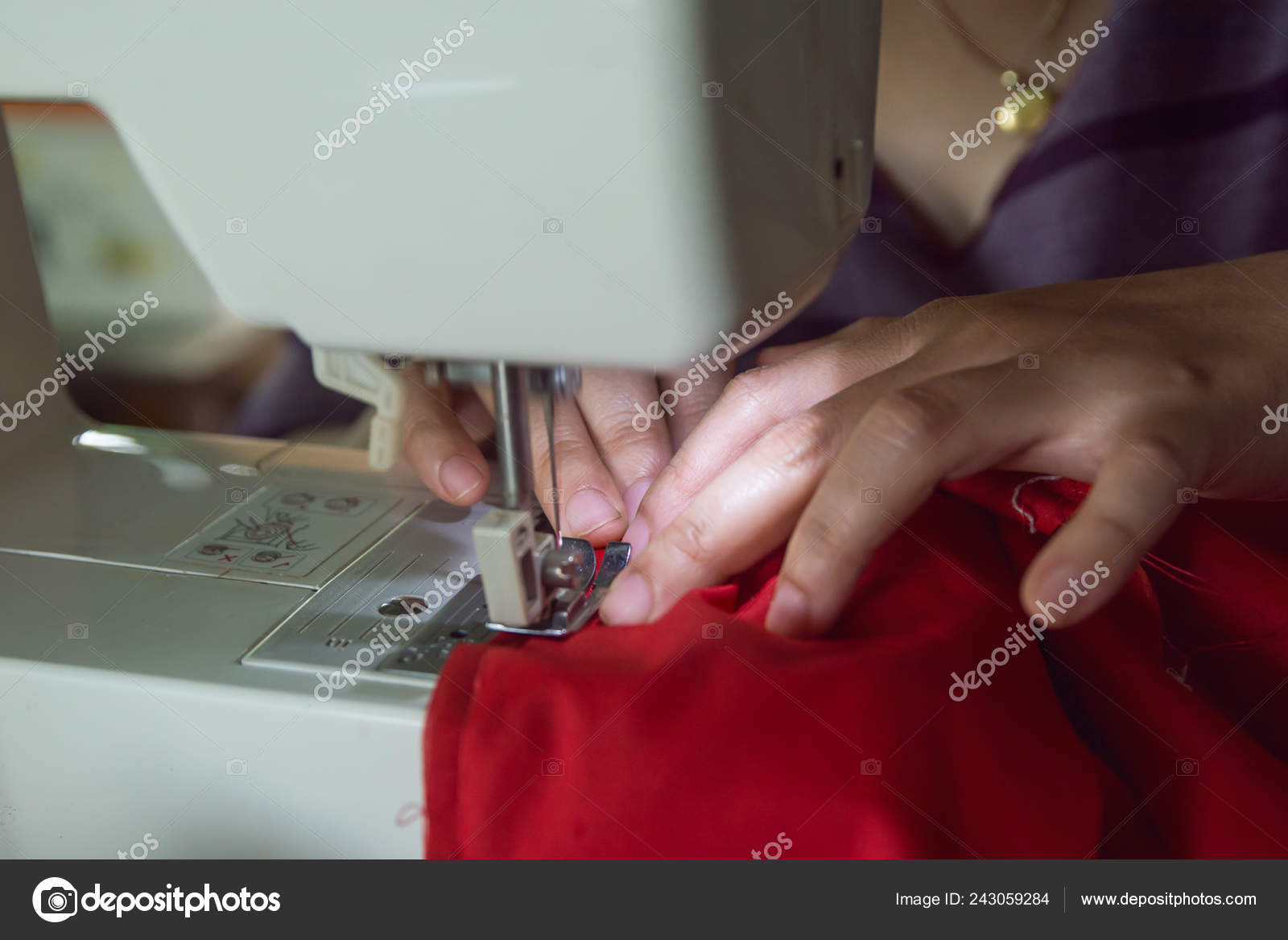 Mujer Costurera Trabajando Haciendo Ropa Una Máquina Coser — Foto de ...