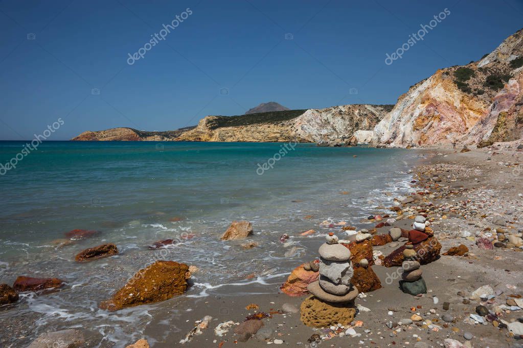 Imagen de piedras de colores brillantes en la playa de Firiplaka, Milos ...