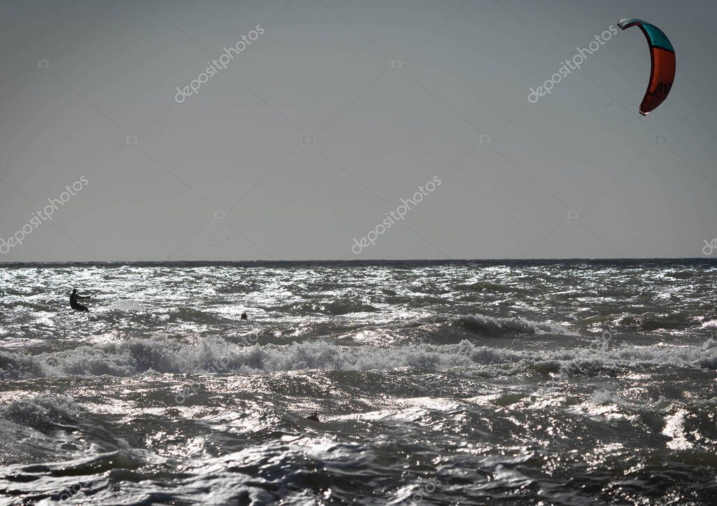 Silueta de kiter solitario irreconocible en el mar tormentoso en la ...