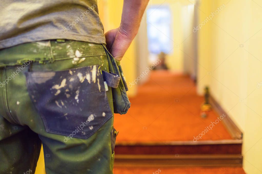 El uniforme sucio o el traje de caldera en la pintura blanca - el ...