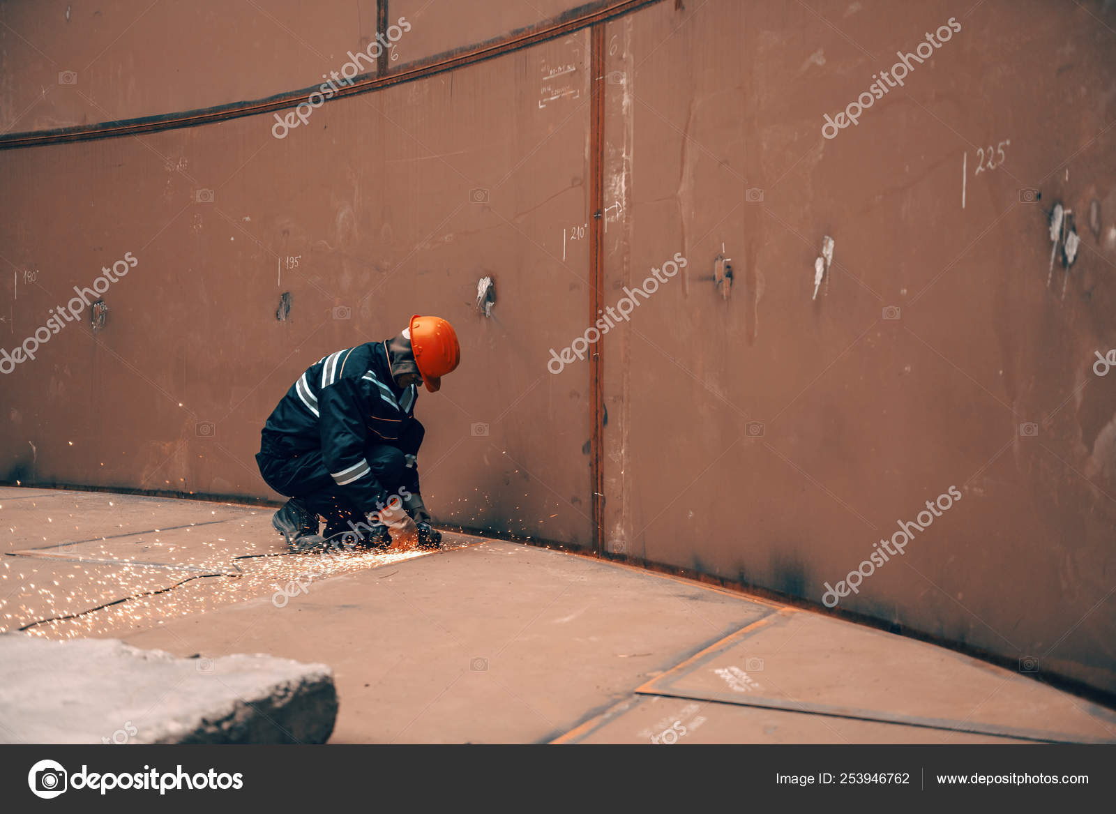 Worker Protective Suit Helmet Crouching Grinding Metal Tower ...