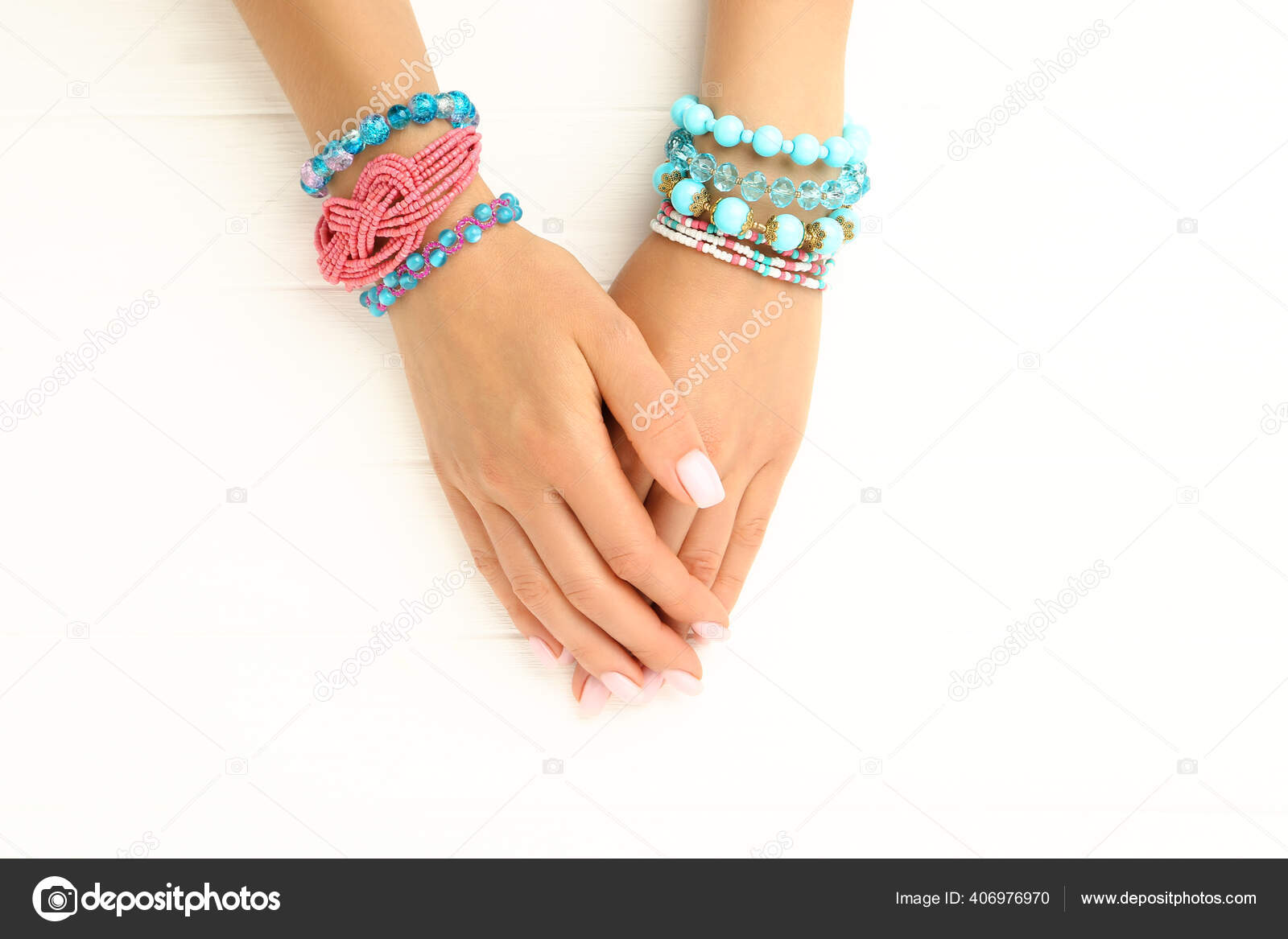 Manos Femeninas Con Hermosas Pulseras Sobre Fondo Madera Blanca — Foto ...