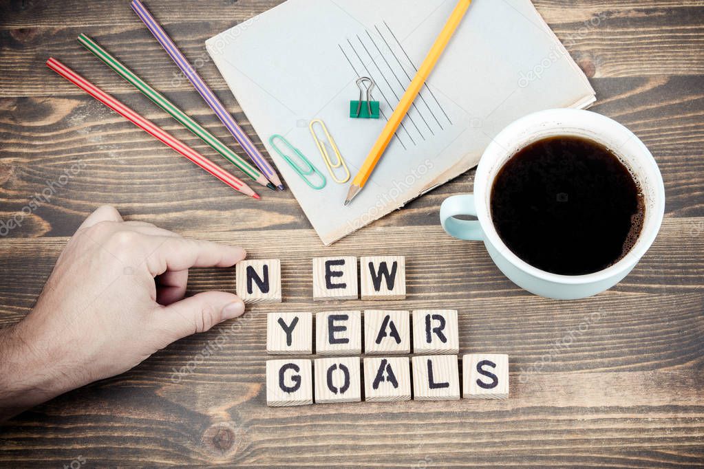 Metas de Año Nuevo. Cartas de madera en el escritorio de la oficina 2022