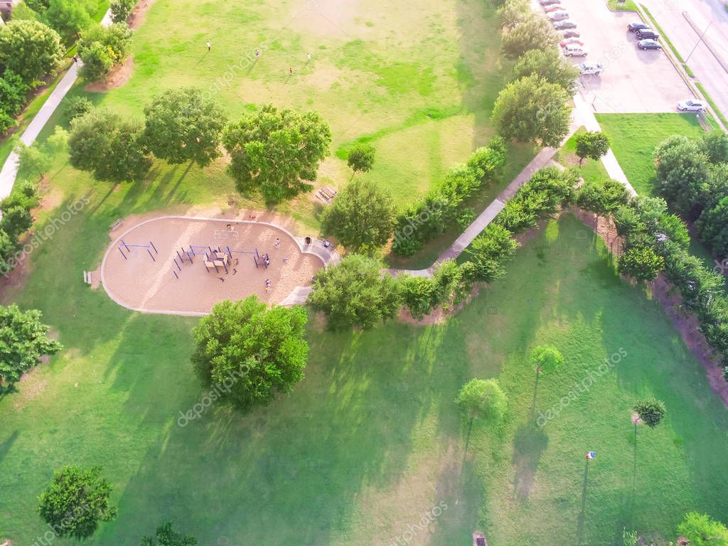 Vista aérea parque infantil y estacionamiento en Harwin Park en Houston ...