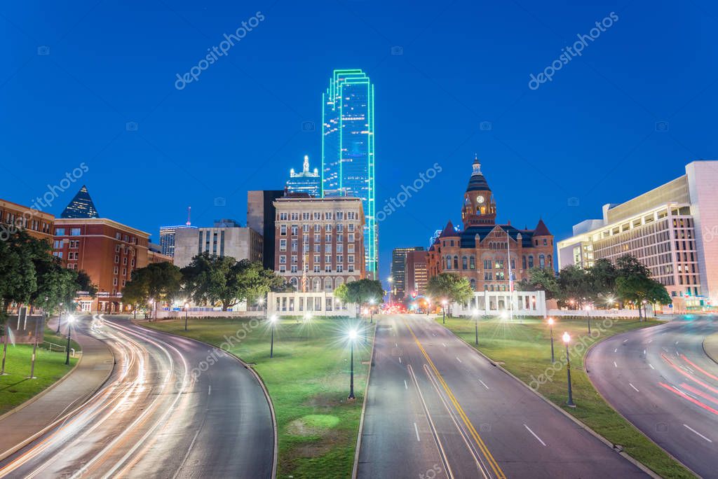 Hermosa vista de los rascacielos de Dallas y el tráfico de senderos ...