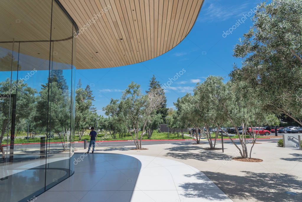 CUPERTINO, CA, US-JUL 18, 2018: Vista exterior del Apple Park Visitor ...