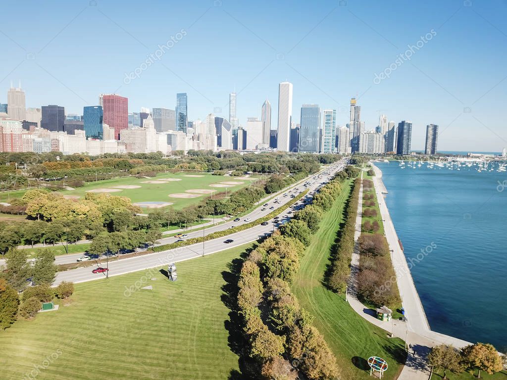 Vista a rea del centro de Chicago desde Grant Park. Tranquilo Michigan ...