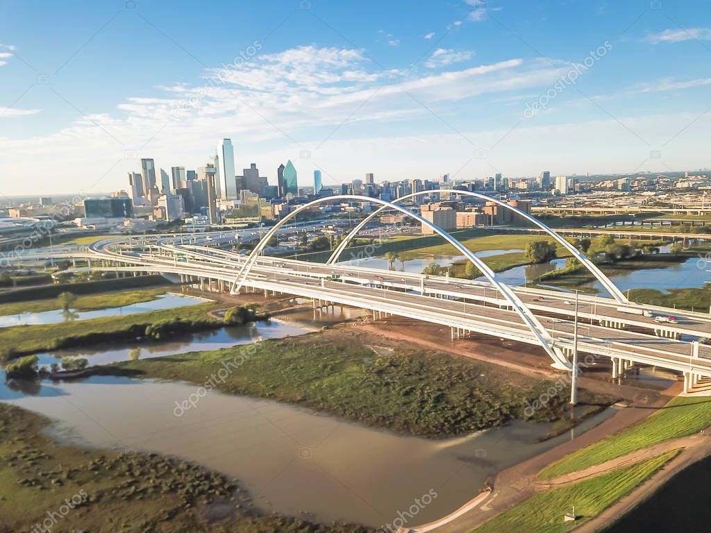 Vista aérea Margaret McDermott Bridge, inundado el río Trinity y los ...