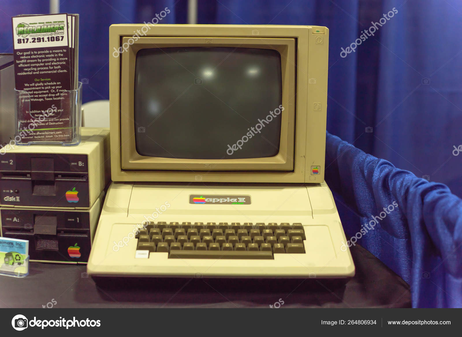 Old Apple II computer system at event exhibition – Stock Editorial ...
