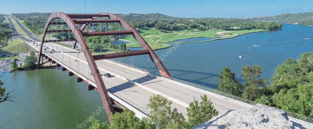 Puente panorámico Pennybacker sobre el río Colorado y acantilado de ...