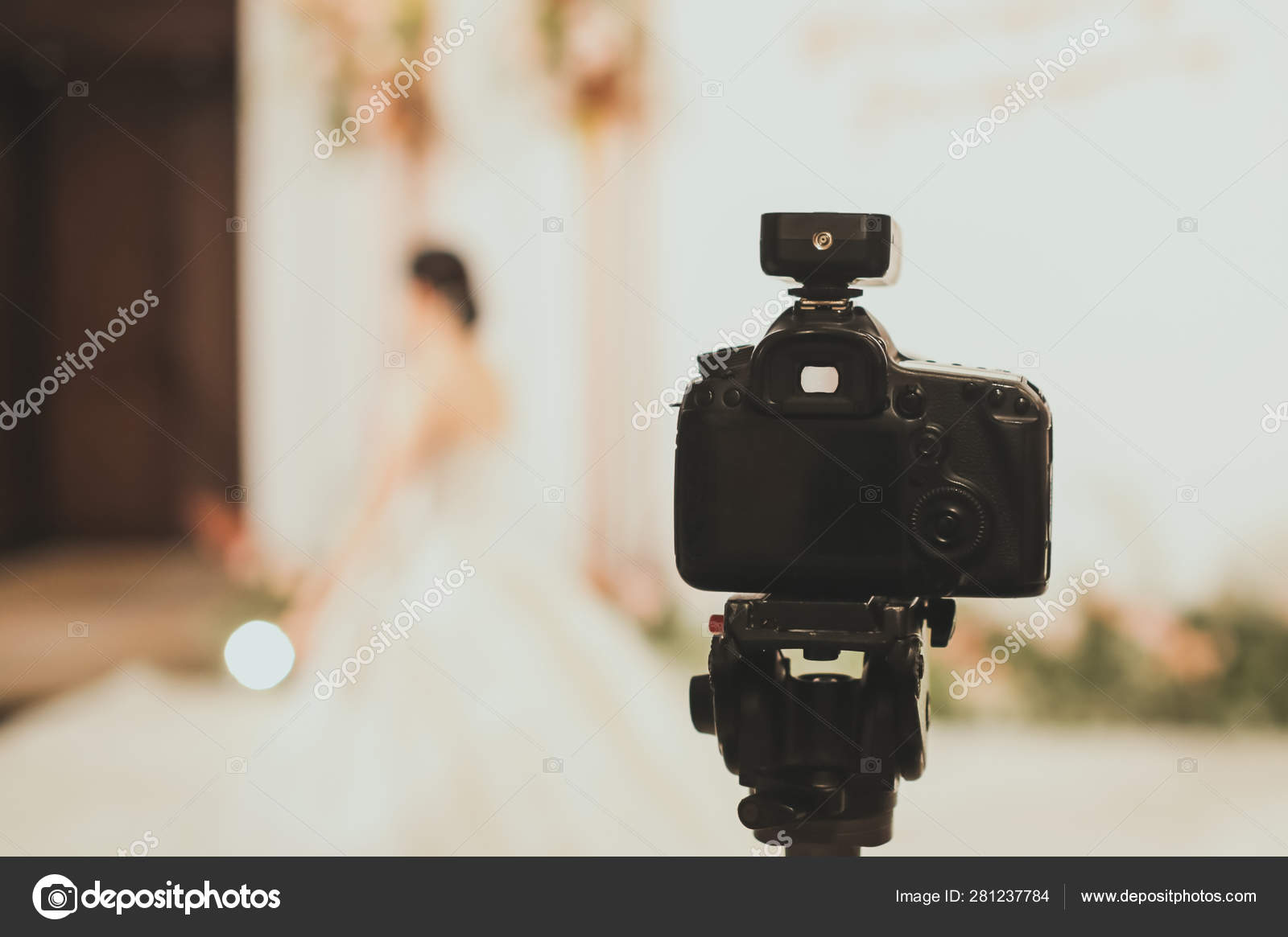 Close-up of professional DSLR digitak camera attached with tripod in ...