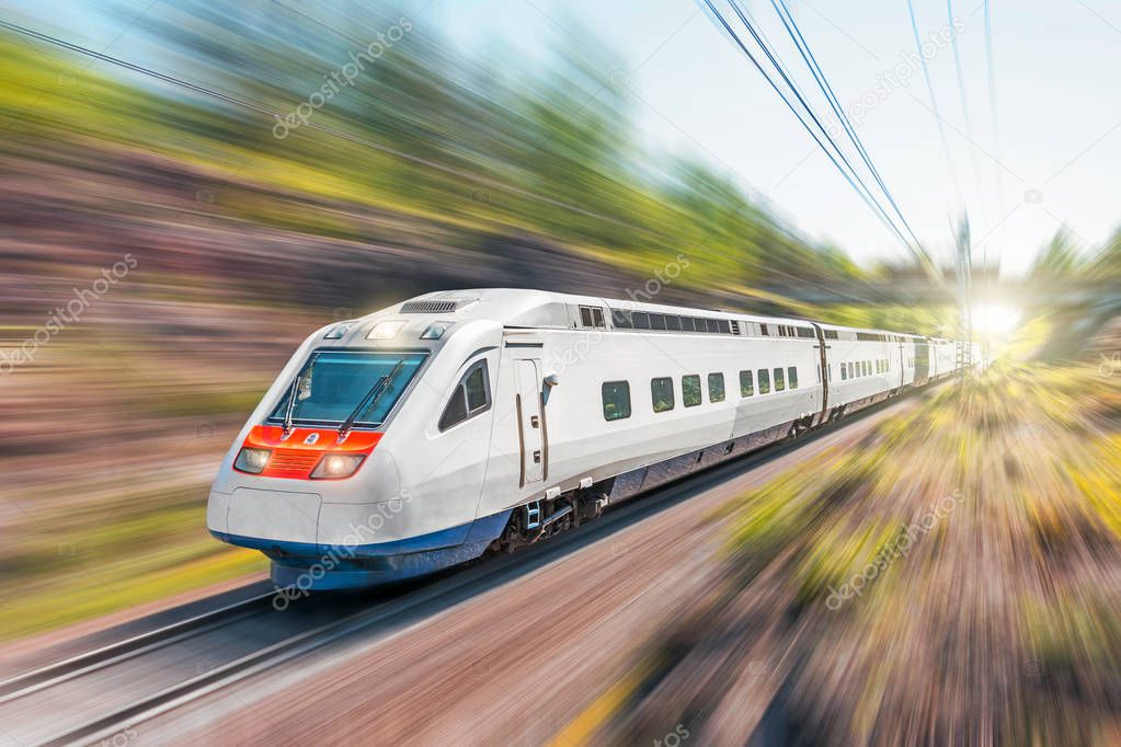 Tren eléctrico de alta velocidad con desenfoque de movimiento. El ...