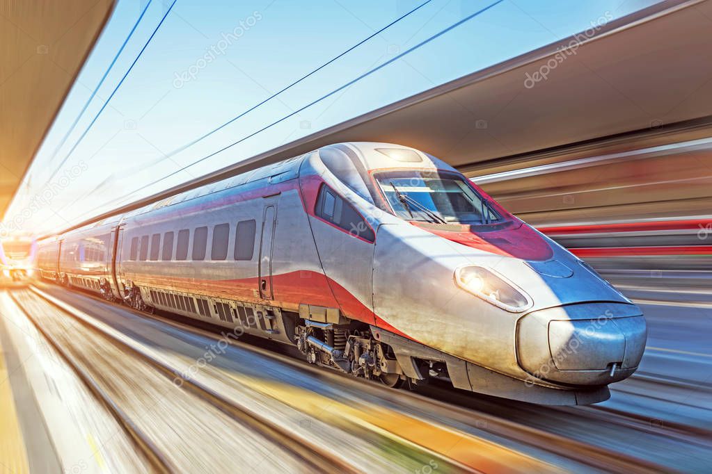 Tren moderno de alta velocidad en un día despejado con desenfoque de ...