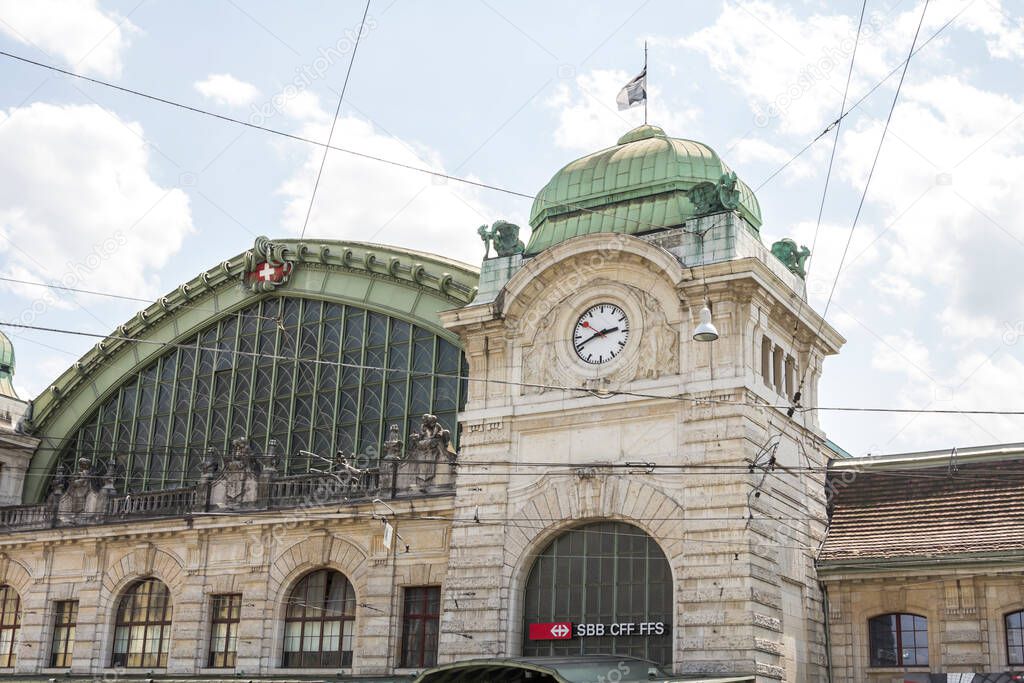Basilea, SUIZA - 1 de julio de 2019: La Estación Principal de ...