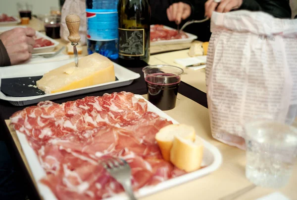 A quick snack with a plate full of characteristic Italian cold cuts ...