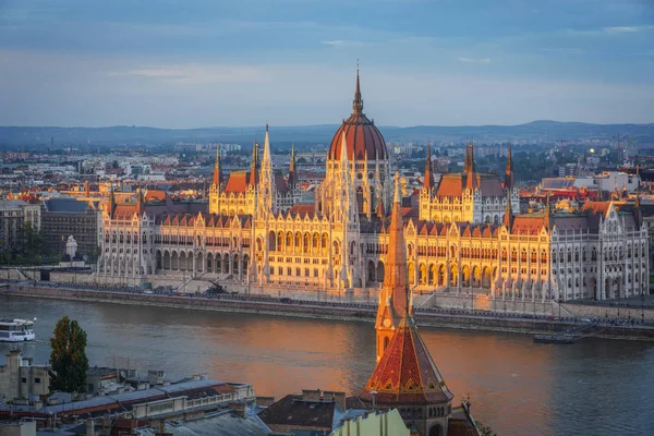 Budapest es la capital de Hungría y una de las ciudades más bellas de ...
