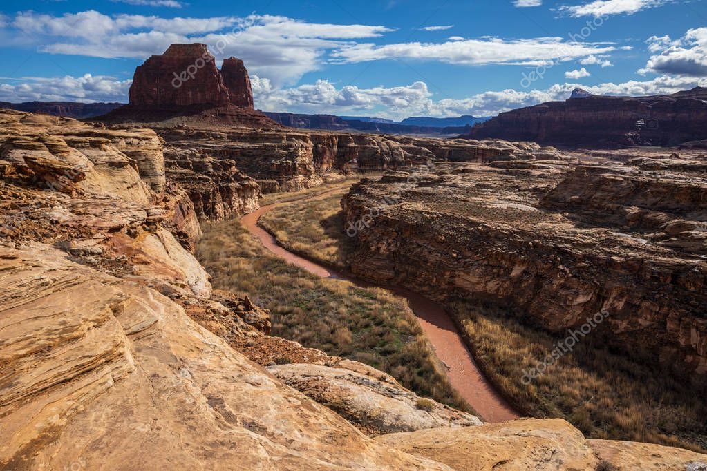 El Hite Crossing Bridge es un puente de arco que lleva a Utah State ...