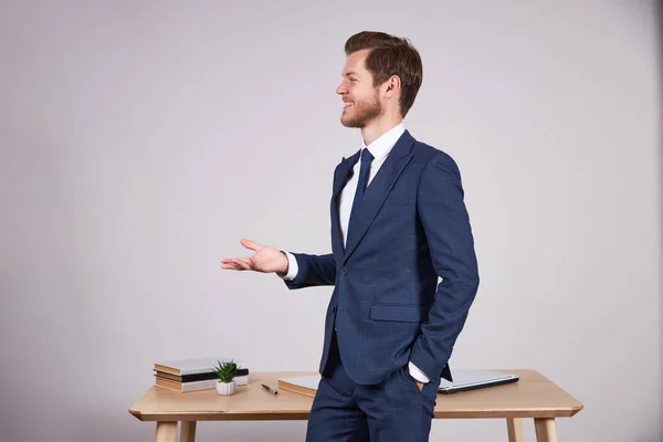 Tend la main images libres de droit, photos de Tend la main | Depositphotos