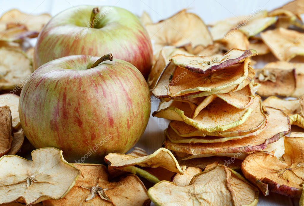 Patatas de manzana caseras. Fruta seca. Snack saludable. 2023