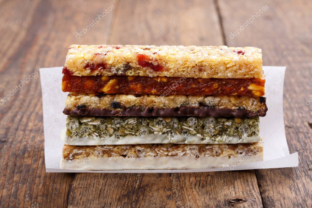 Varias barras de muesli / granola / fruta con frutos secos, cereales ...