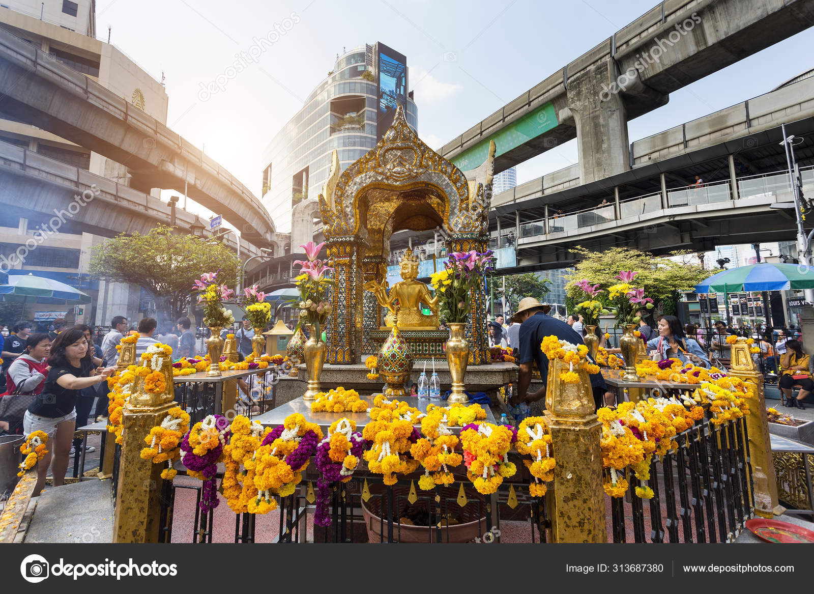 Erawan Shrine, Siam Square district. — Stock Editorial Photo ...
