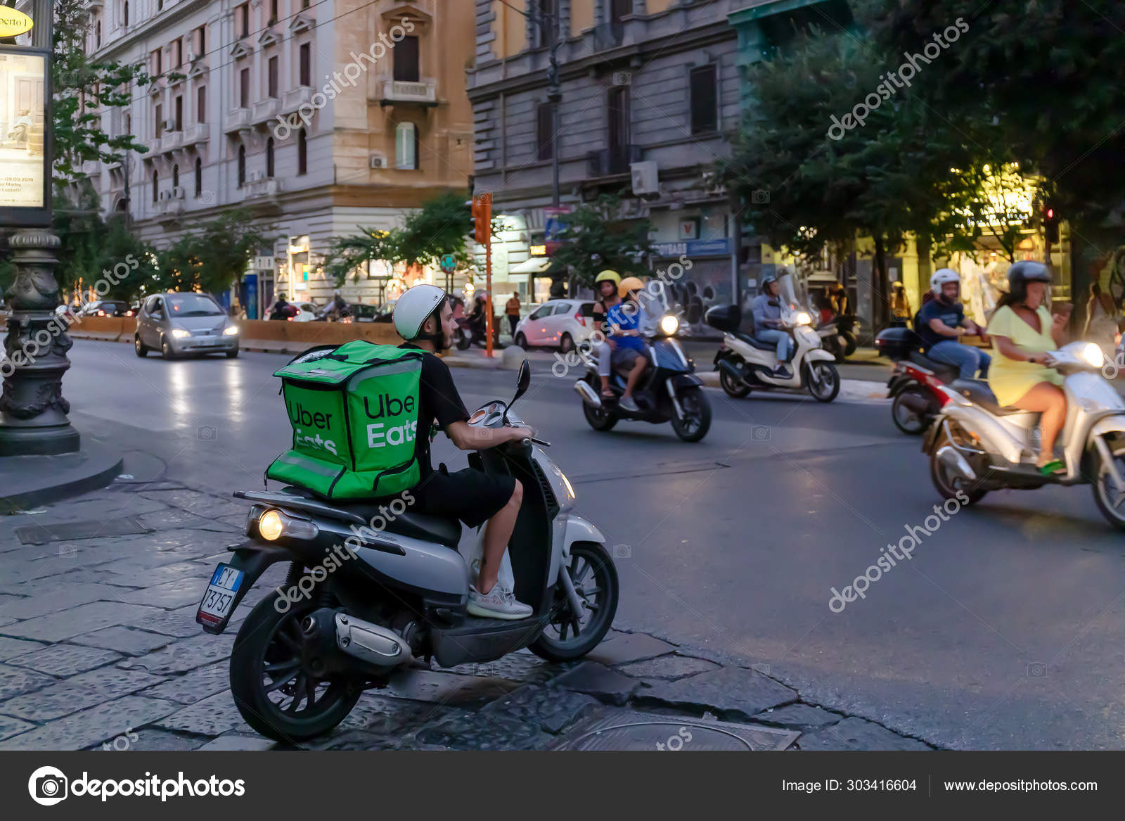 Uber Eats, chico con scooter, entrega comida a casa, con el tipo — Foto ...