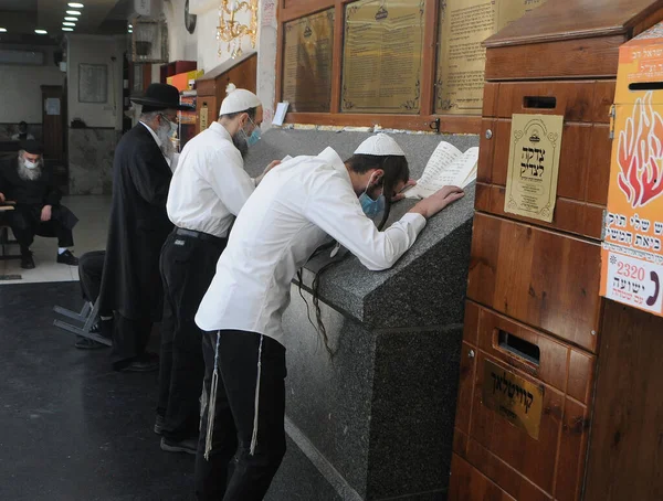 Hasidim (adherentes de una de las ramas del juda smo) en Uman (regi n ...