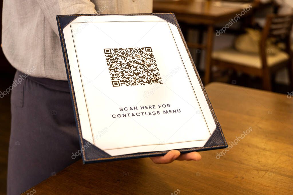 Camarera mostrar menú sin contacto con el código QR como parte de la ...