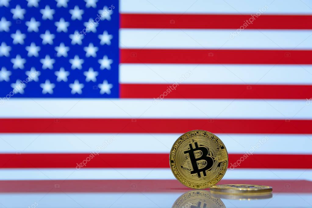 oro bitcoin se encuentra sobre un fondo borroso de la bandera del ...