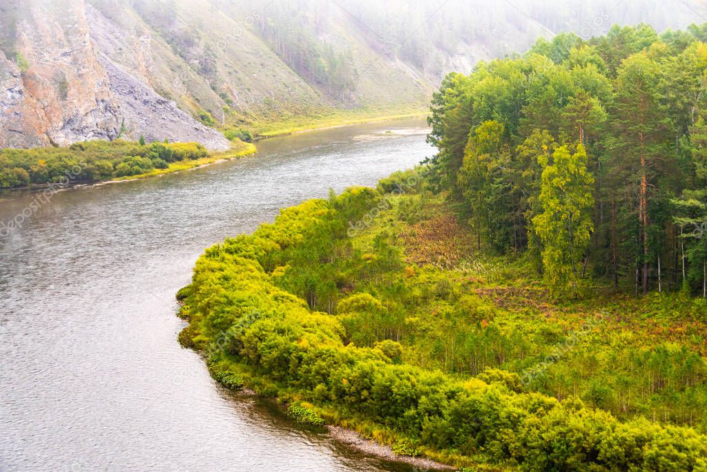 flujo de ríos entre rocas y bosques, árboles en la orilla del embalse ...