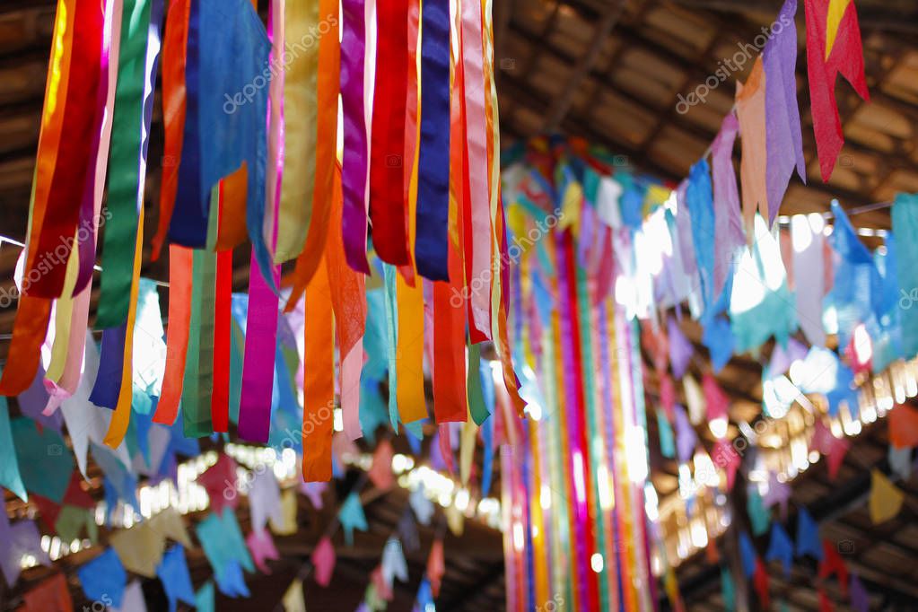 Detalles de la decoración y banderas de colores suspendidas en la ...