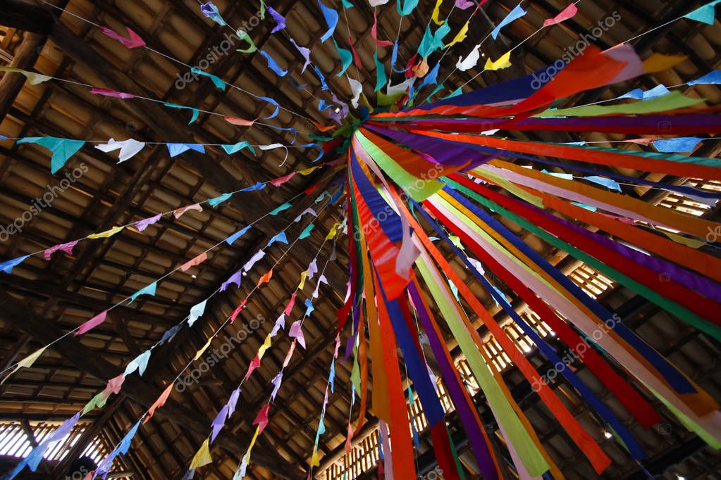 Detalles de la decoración y banderas de colores suspendidas en la ...