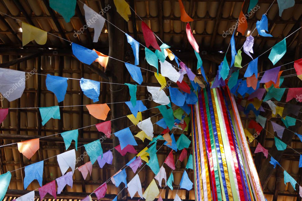 Detalles de la decoración y banderas de colores suspendidas en la ...