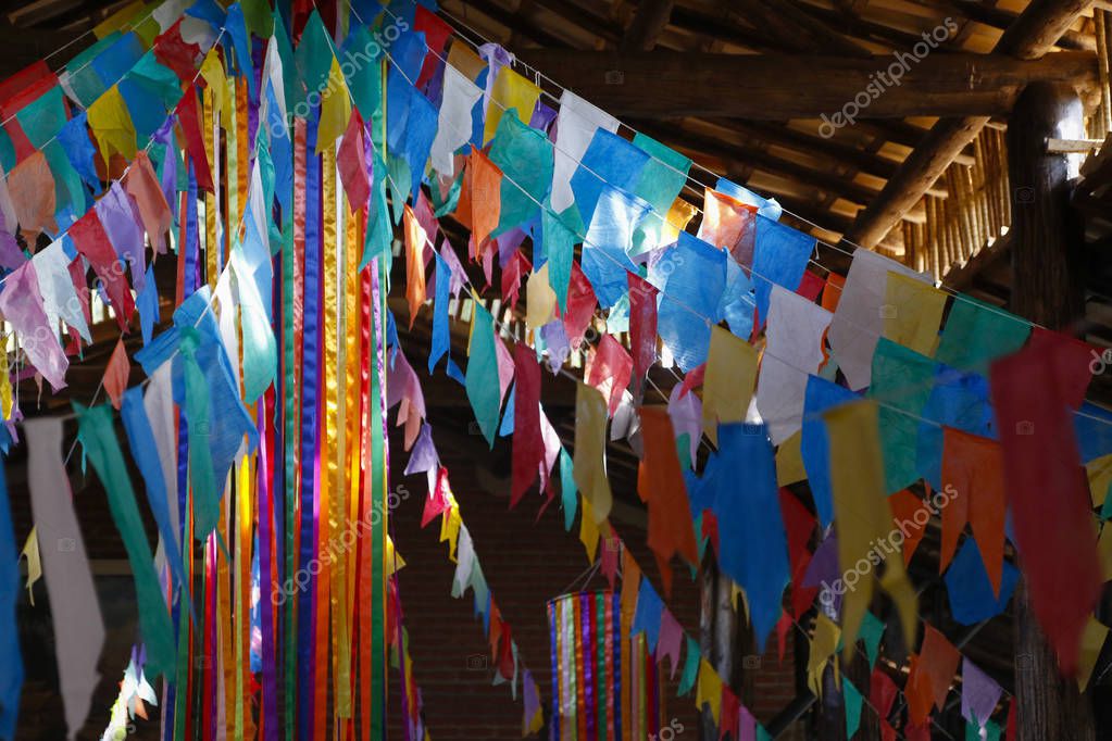 Detalles de la decoración y banderas de colores suspendidas en la ...