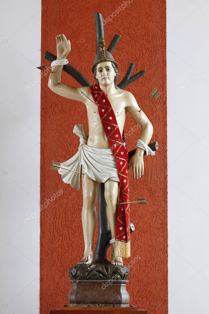 Estatua de tehe imagen de San Sebastián disparada con una flecha ...