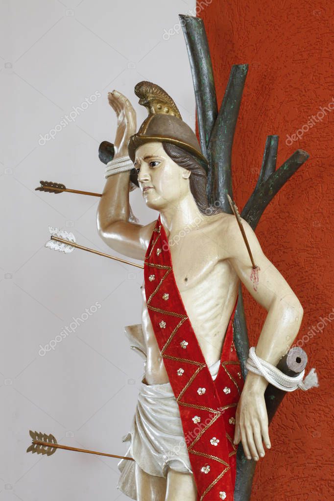 Estatua de tehe imagen de San Sebastián disparada con una flecha ...