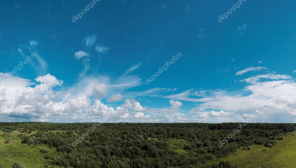 Vista superior panorámica del cielo con nubes, bosque verde y campo. 2022