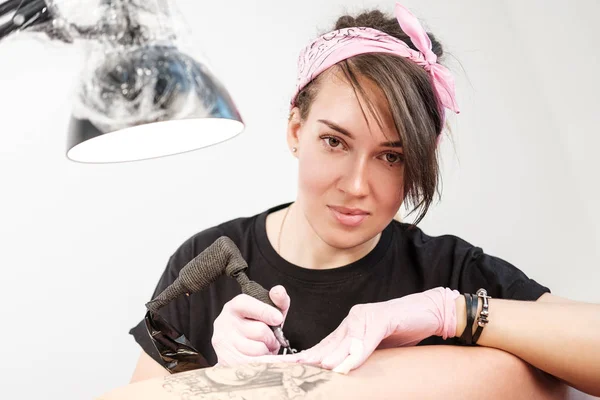 Female tattoo artist Stock Photos, Royalty Free Female tattoo artist ...