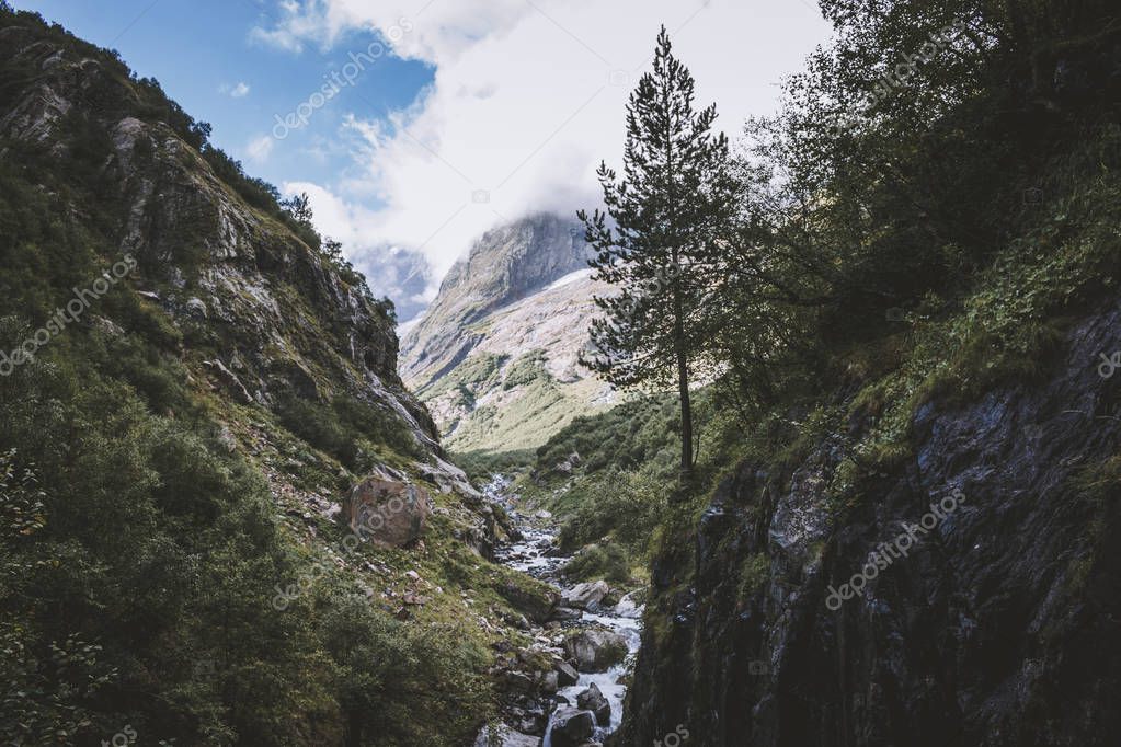 Vista de cerca montañas escenas en el parque nacional Dombai, Cáucaso ...