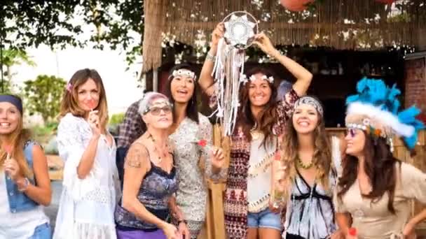 2,786 vídeos de Mujeres locas, metraje de Mujeres locas sin royalties ...