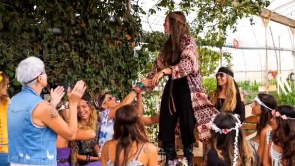 3,025 vídeos de Mujeres locas, metraje de Mujeres locas sin royalties ...