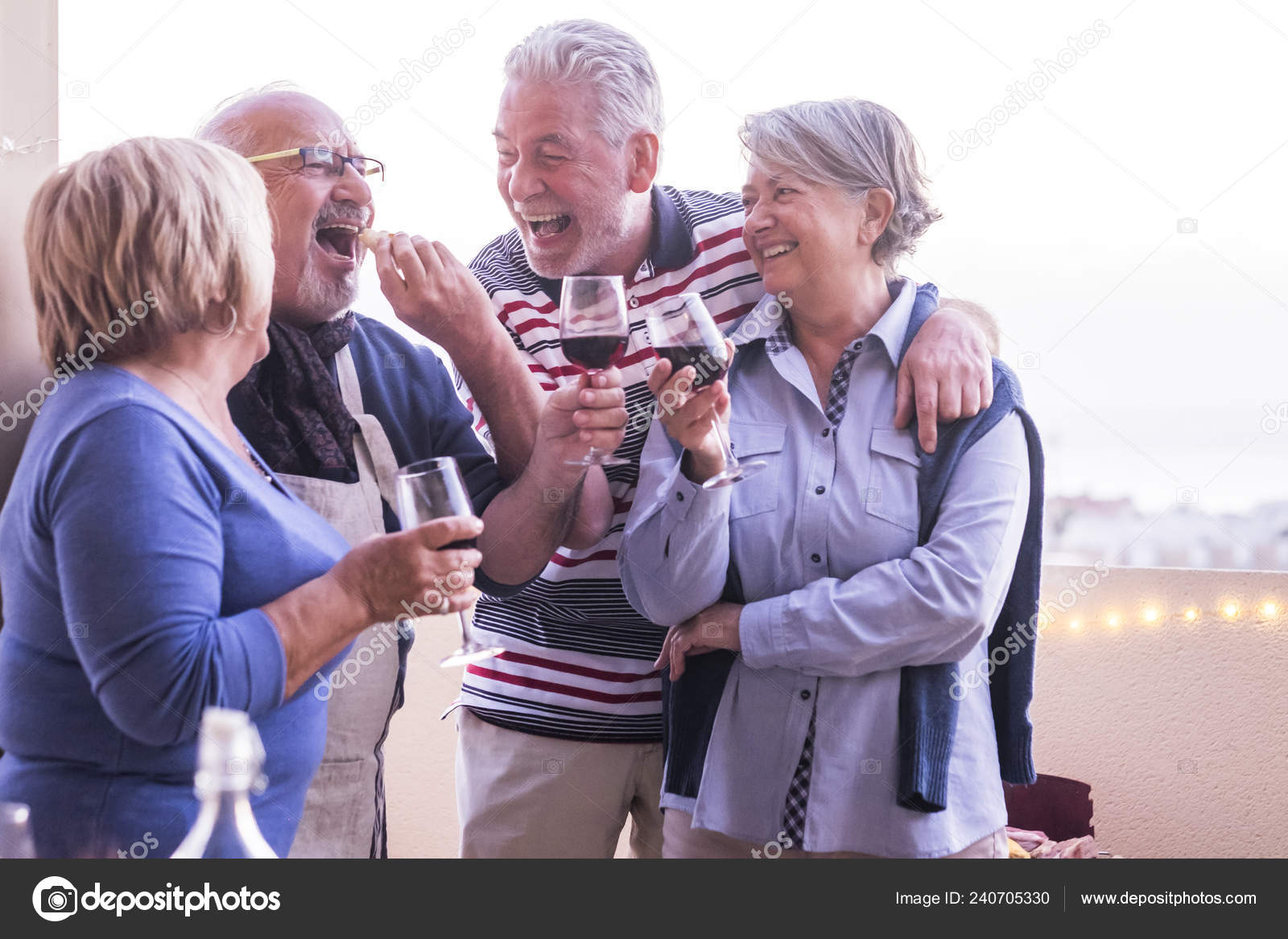 Grupo Adultos Maduros Personas Divirtiéndose Juntos Amistad Bromeando ...