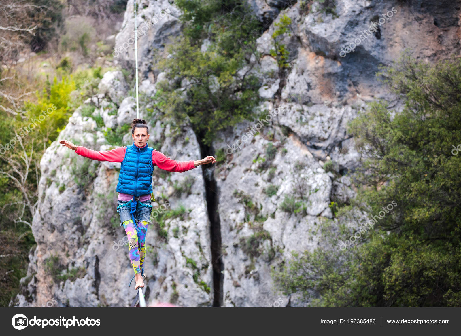 Destacador Una Cuerda Highline Sobre Fondo Montañas Deporte Extremo ...