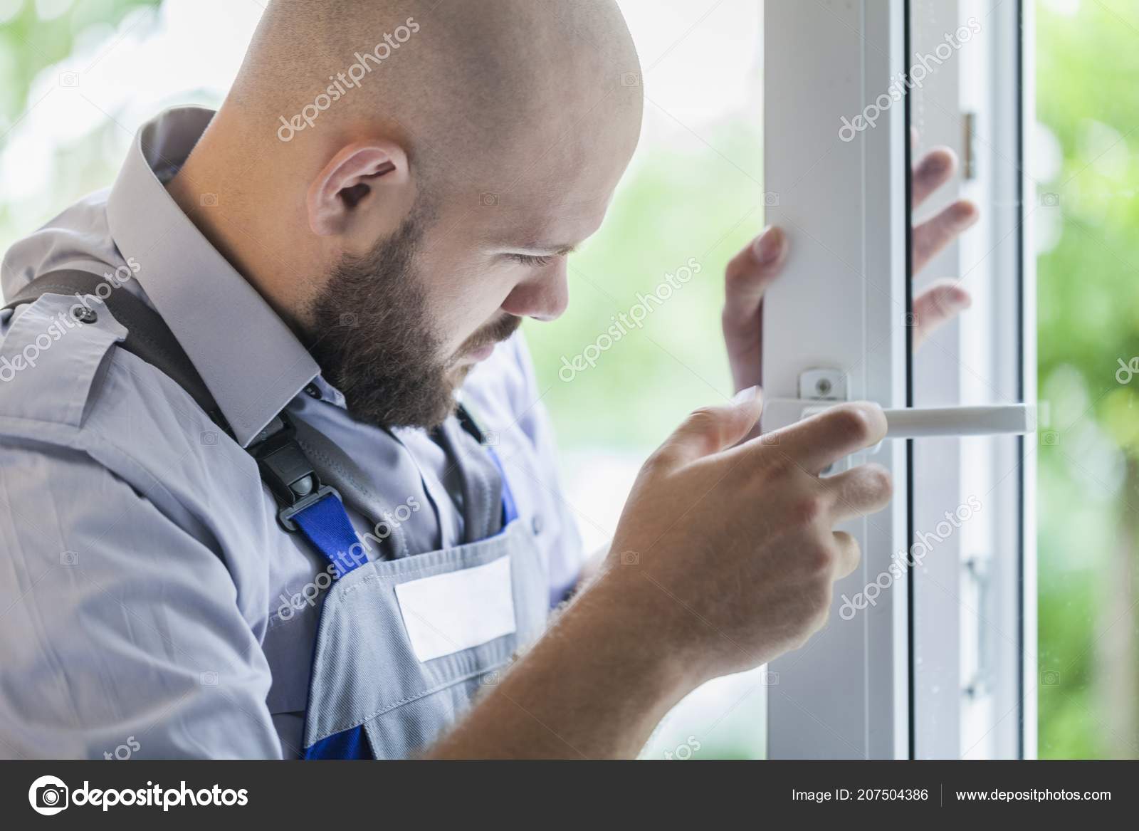 Windows installation worker. Stock Photo by ©billiondigital 207504386