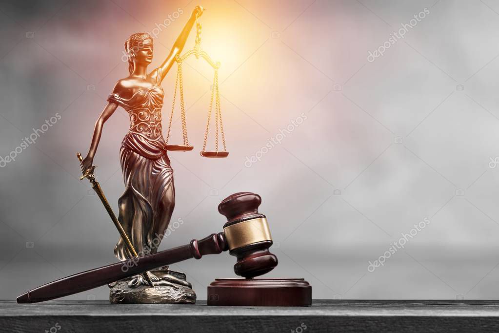 martillo y escultura de Temis, diosa mitológica griega, símbolo de la ...