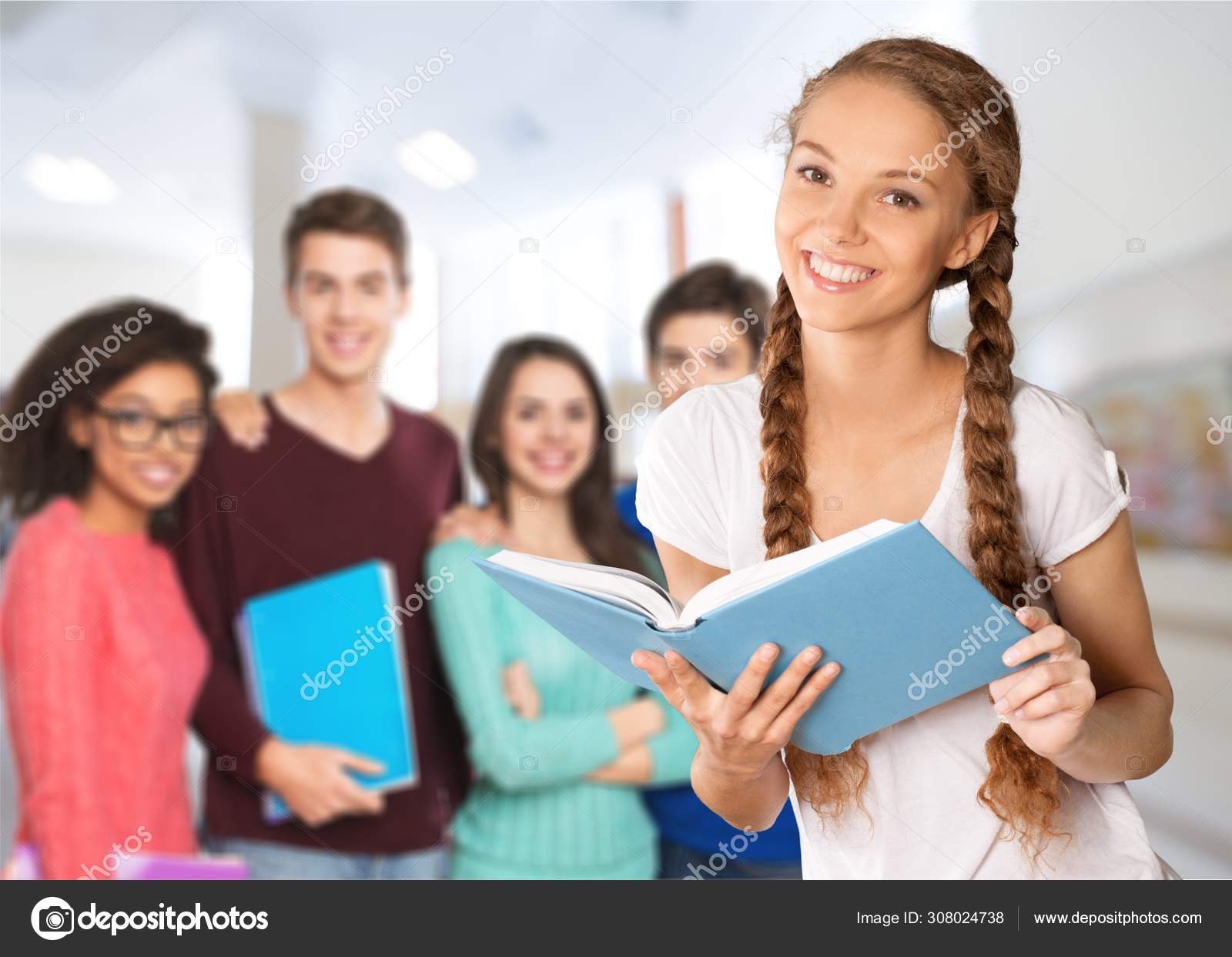 Grupo Estudiantes Con Libros Sonriendo Cámara — Foto de stock ...