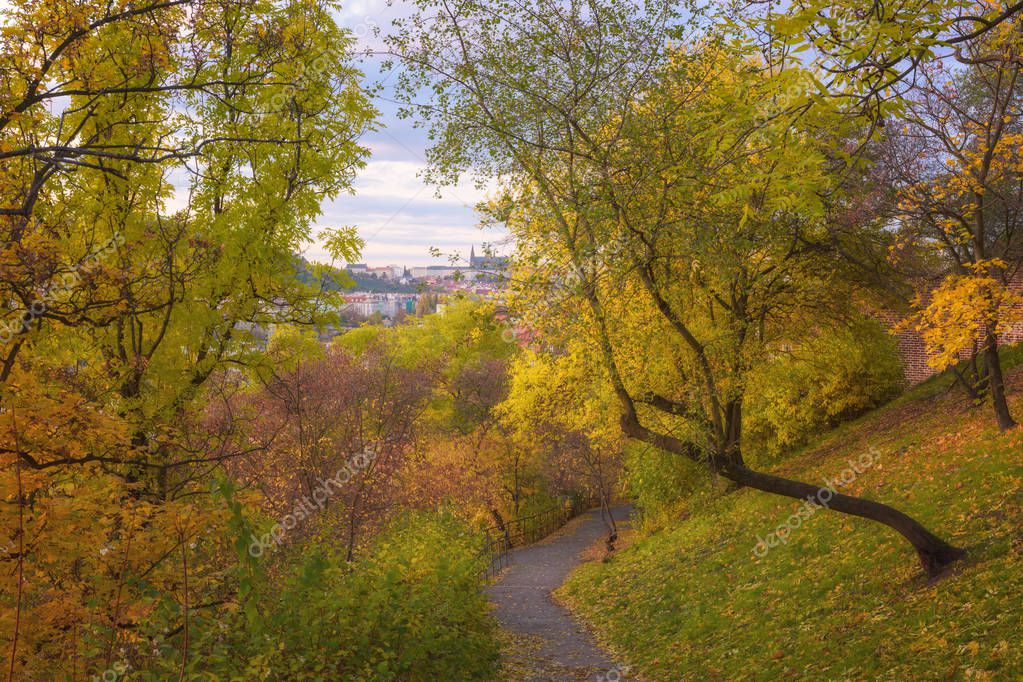 Parque de otoño con ruta peatonal y vista al castillo de Praga ...