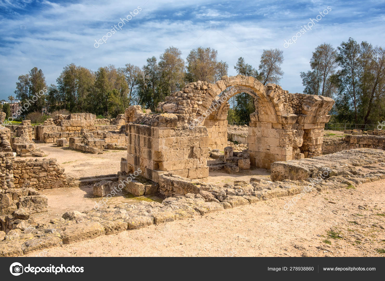 Saranta Kolones, fortaleza medieval en ruinas en el Parque Arqueológico ...