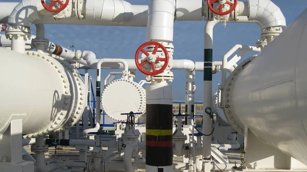 Refinery control valves Stock Photos, Royalty Free Refinery control ...